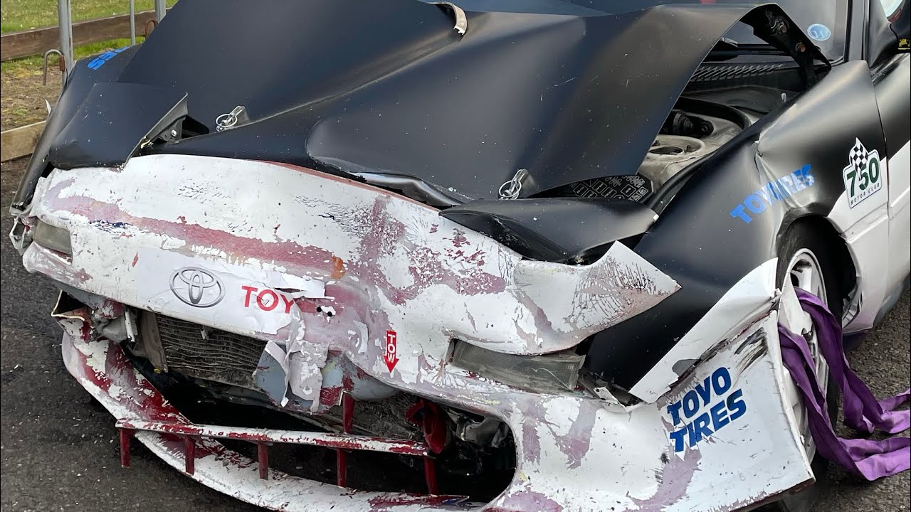 The Worst Crash at the MR2 championships I’ve seen Cadwell park - YouTube