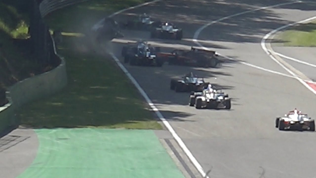 Massive crash Italian F4 championship at Spa Francorchamps May 28th ...