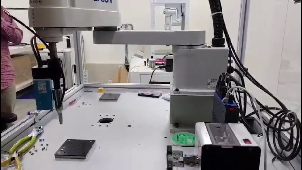 Robot with SMARTORQ Fastening System - YouTube