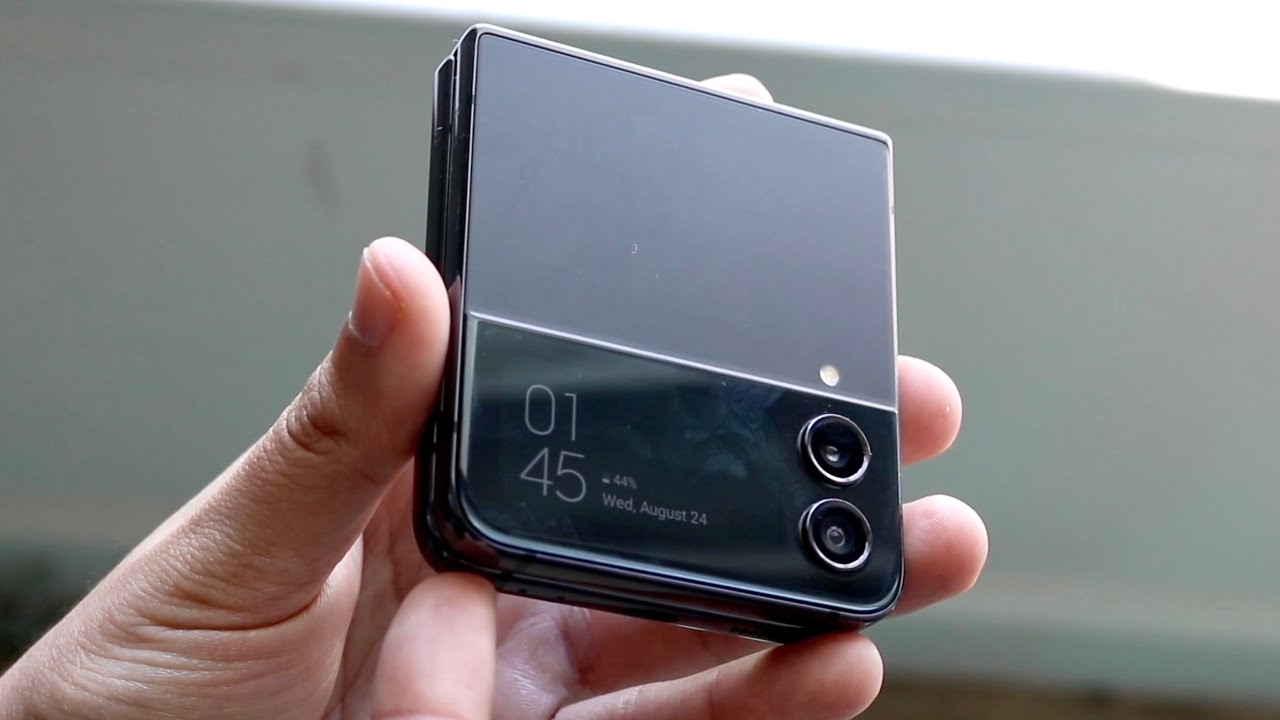 How To Fold/Unfold Your Samsung Galaxy Z Flip 4 Without Breaking It ...