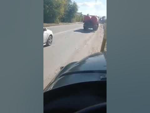 Дорожный люк застрял между колёс. Аварийку включил и нормально😂 - YouTube