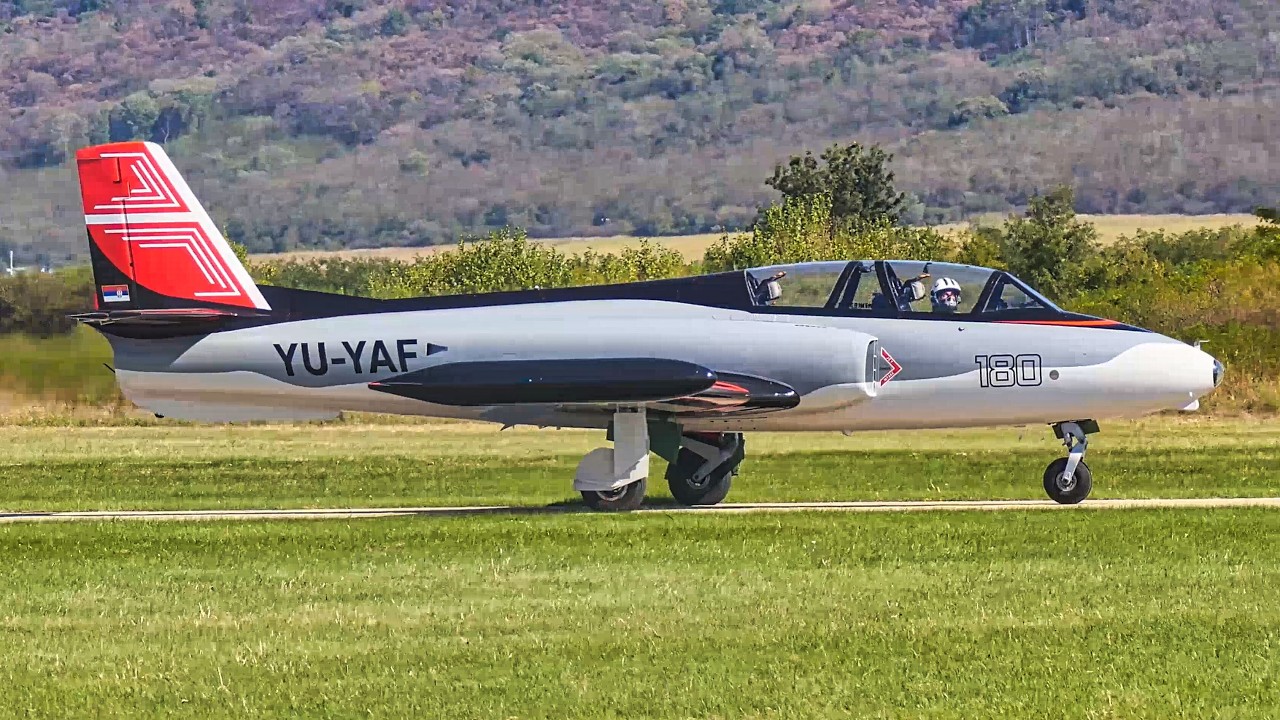 CRAZY STUNTS | Soko Galeb G-2 (YU-YAF) Flying at Vršac Air Show | 4K ...