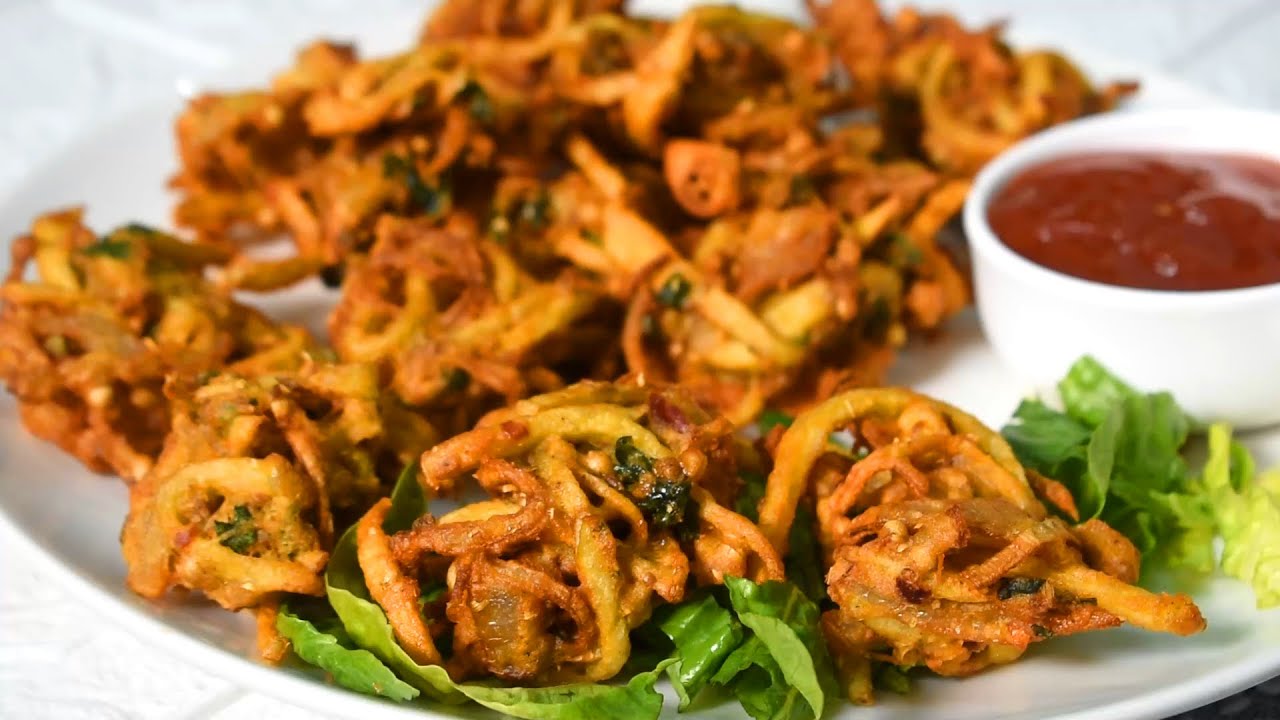 Crispy ALOO PYAZ KE PAKORE by Lively Cooking - YouTube