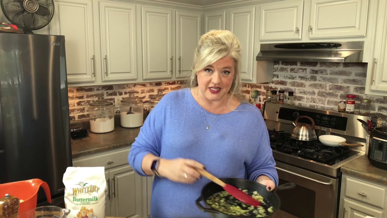 Easy Southern Cornbread Dressing - YouTube