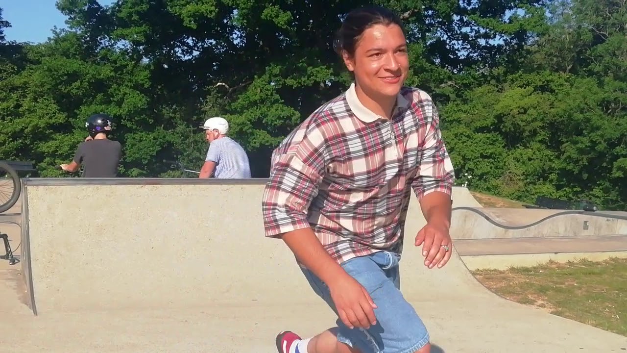 Frontside kickturn on 3ft quaterpipe - YouTube