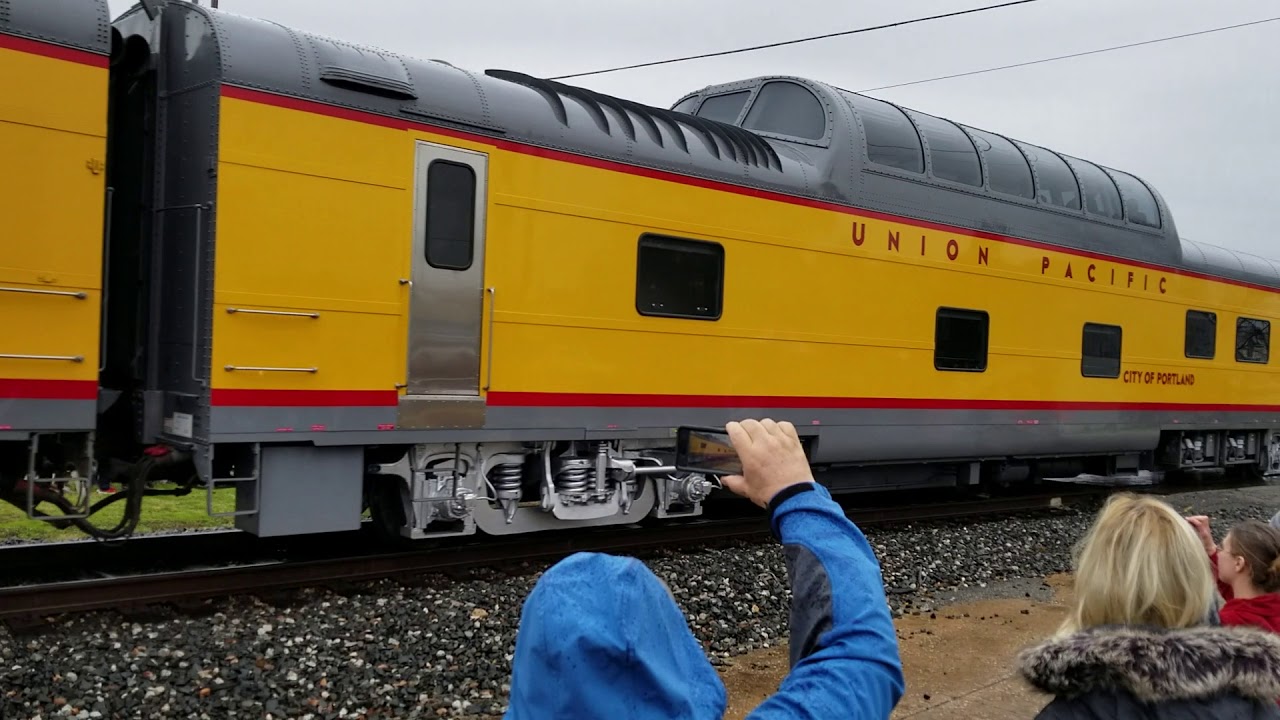 Union Pacific Railroad number 4141 honoring George HW Bush - YouTube