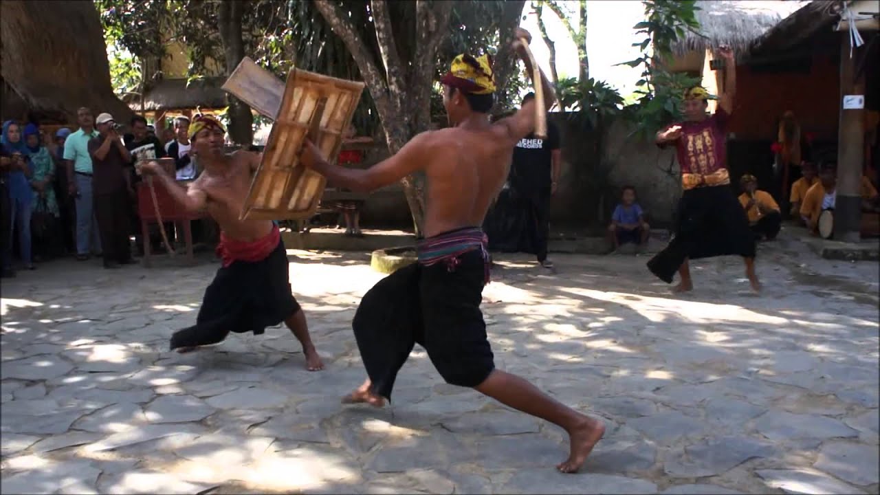 Tari Presean, Lombok - YouTube