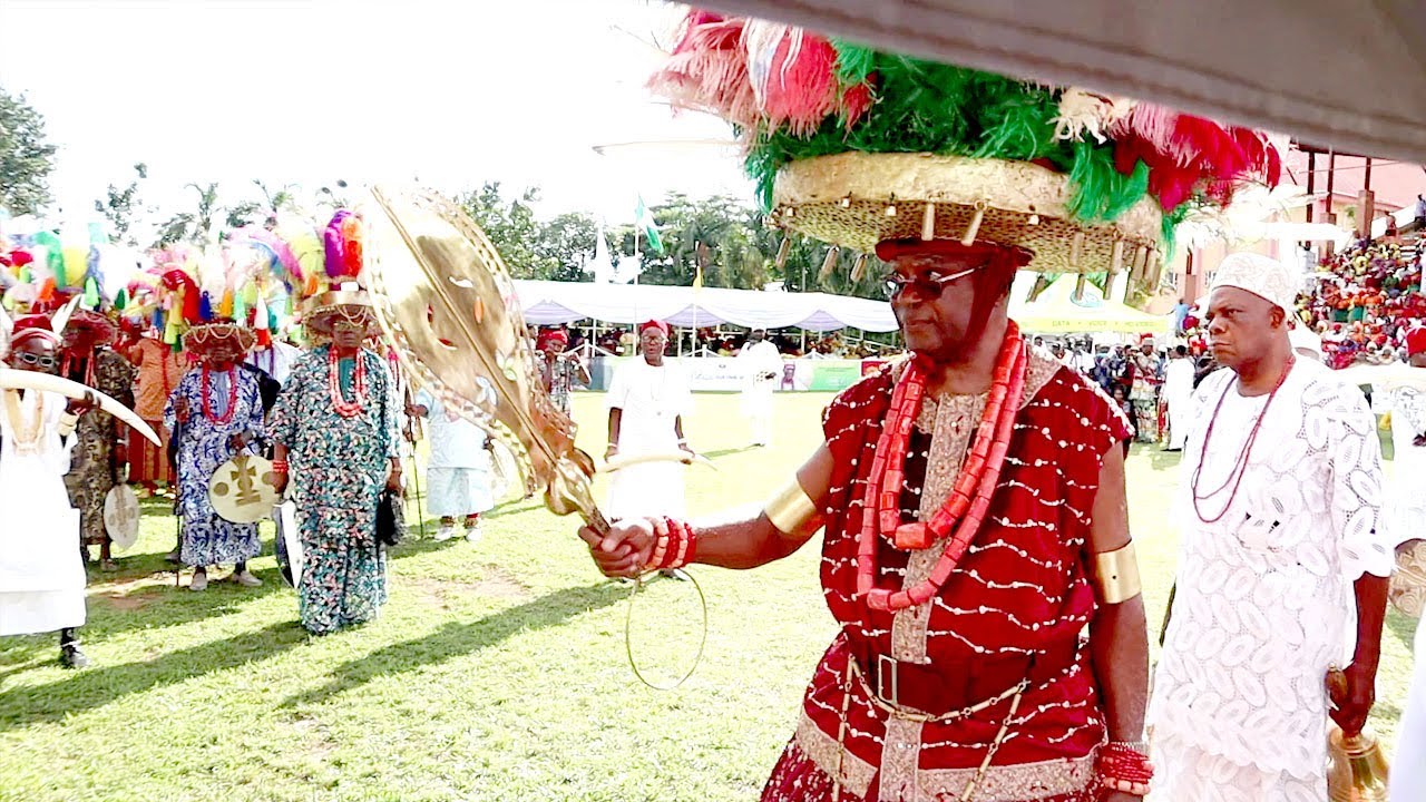 The Stunning Royal Dance Of Obi Of Onitsha, Igwe Alfred Achebe - YouTube