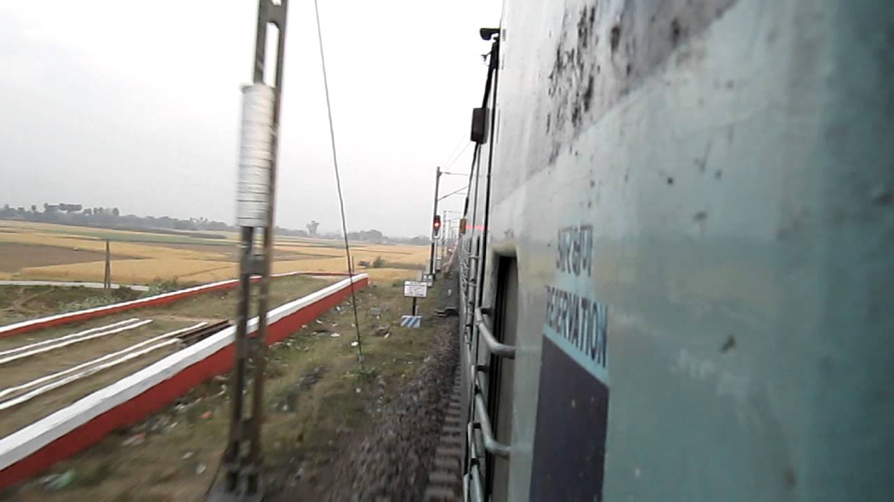 [HD] Howrah - Kathgodam Bagh Express blasting through Mankatha Station ...