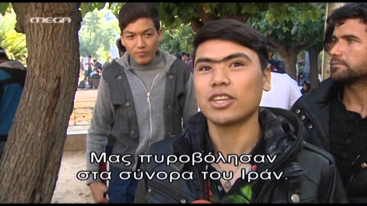Πρόσφυγες στον Πειραιά - YouTube