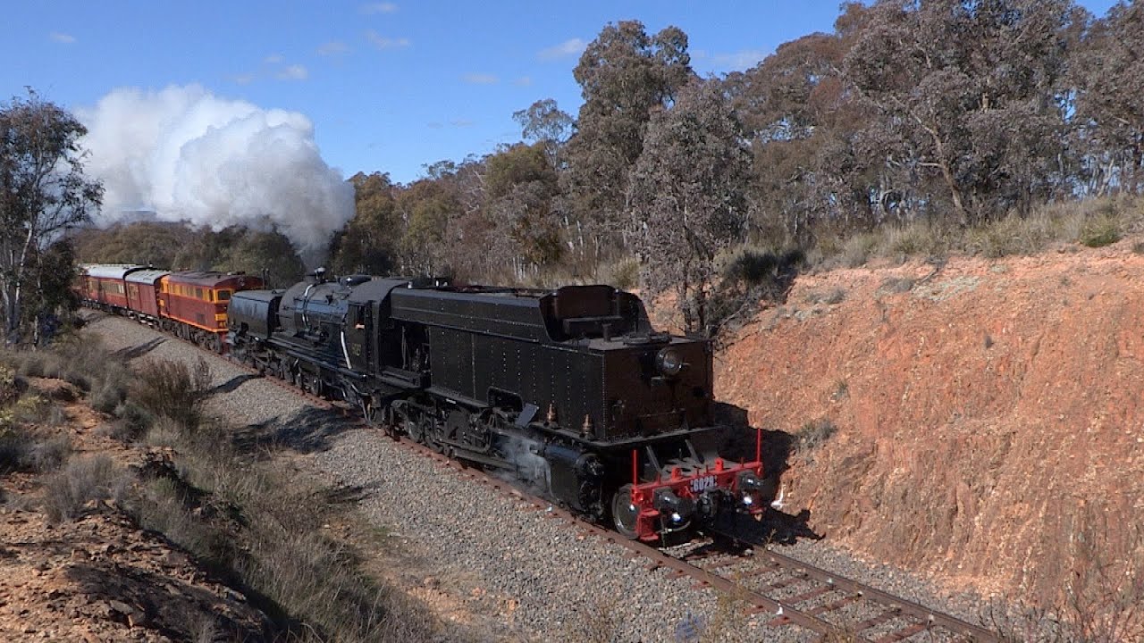 Australian steam locomotive Beyer Garratt 6029 - trial run - Goulburn ...