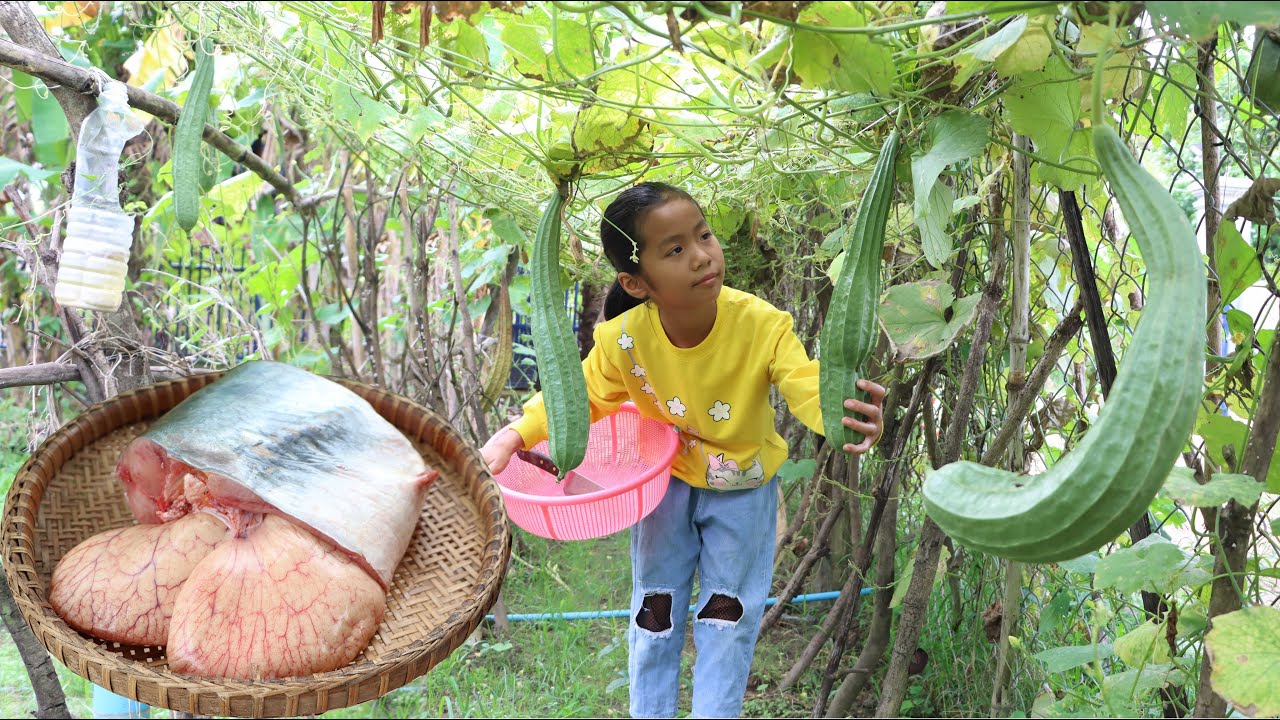 Smart girl Pich cook and invite Seyhek, Siv chhee and mommy Sreypov to ...