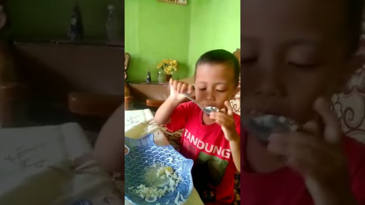 Balitabufah pinter makan pakai sendok//Razky Putra Alrosyit - YouTube