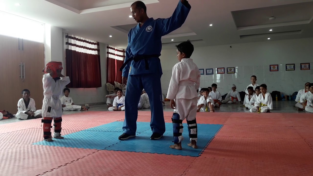 Kids karate flight fight - YouTube