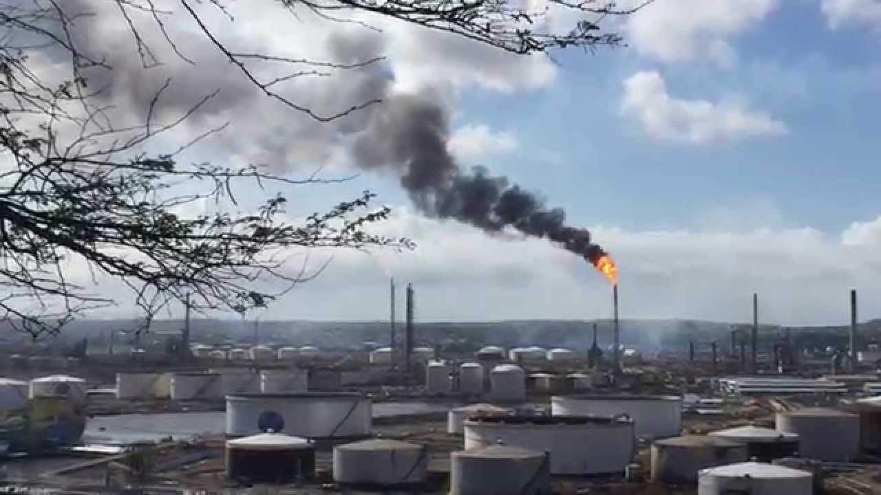 Uitstoot en problemen bij raffinaderij Isla (PDVSA) op Curacao - YouTube