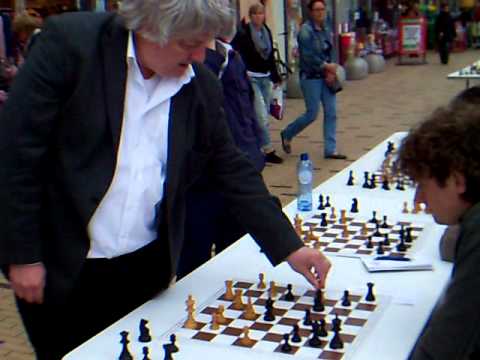 Schaak Simultaan Jan Timman, Herenhof Alphen a/d Rijn 28-5-2011 - YouTube