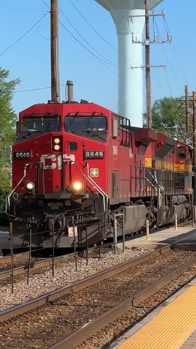 CP 8646 and KCS 4055 power CPKC 254 as it slowly rolls thru Northbrook - YouTube