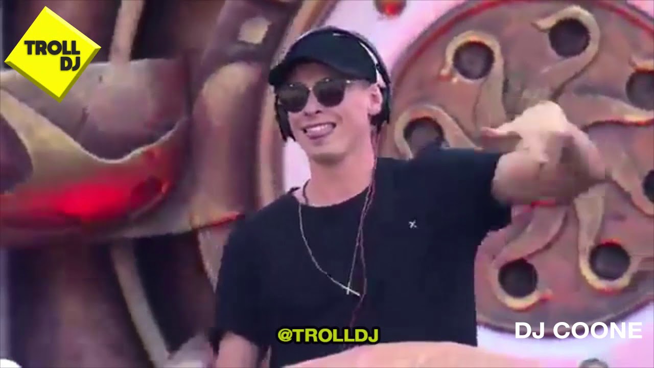 DJ Coone Moviendo la Cadera on Tomorrowland 😂💃 @TrollDJ - YouTube