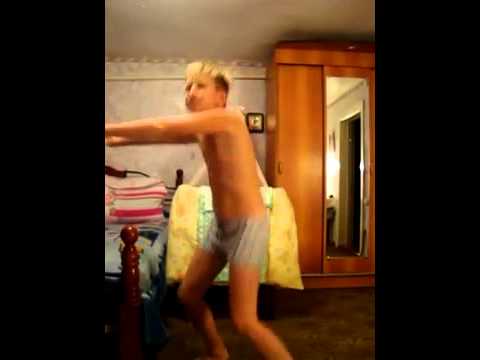 мальчик обалдено тансует