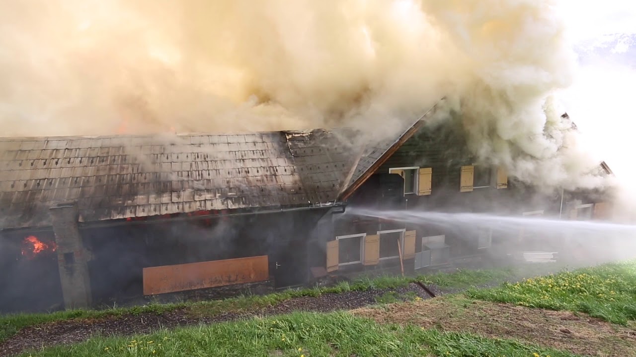 Sonntag: Gebäude in Vollbrand - Feuerwehren im Großeinsatz - YouTube