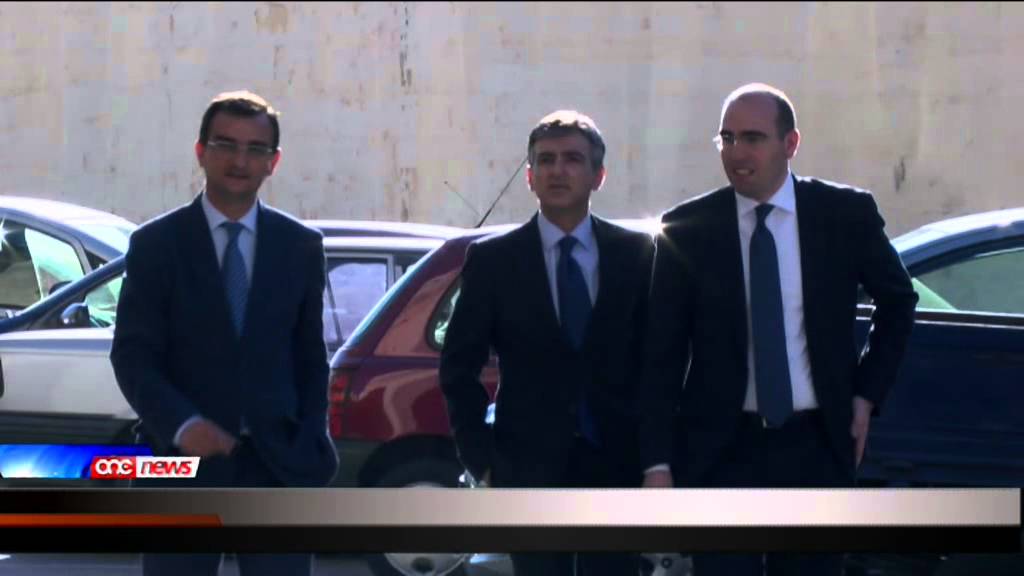 Il-klikka ta' Austin Gatt timbotta lil Simon Busuttil - YouTube