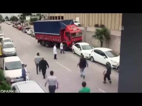 Direksiyonda Kalp krizi geçiren kamyon şoförünün kaza anı...