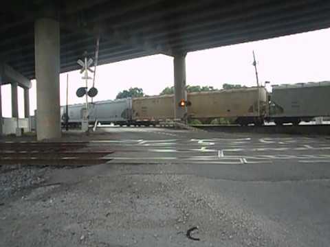 UP 9481 Leads Fright Train Slow To Yard Houston,Tx - YouTube