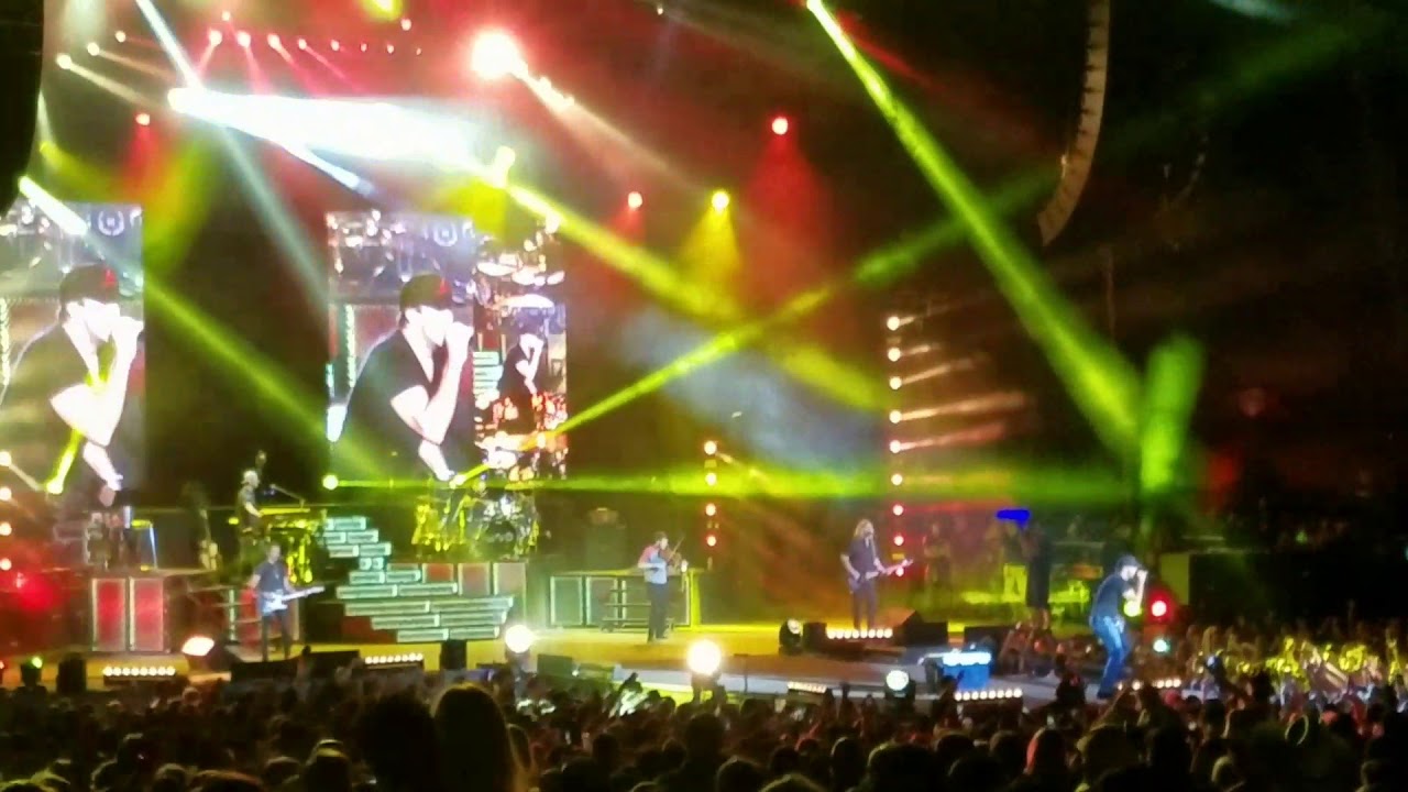 Luke Bryan's Fly Was Down! - YouTube