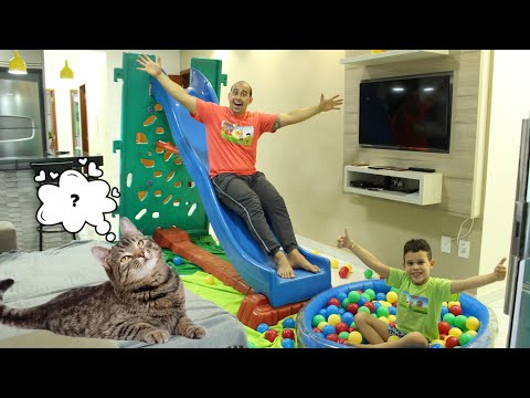LUCAS E PAPAI BRINCAM NO ESCORREGADOR GIGANTE DENTRO DE CASA