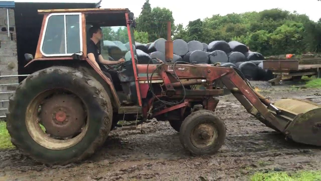 International 674 with Quicke loader - YouTube