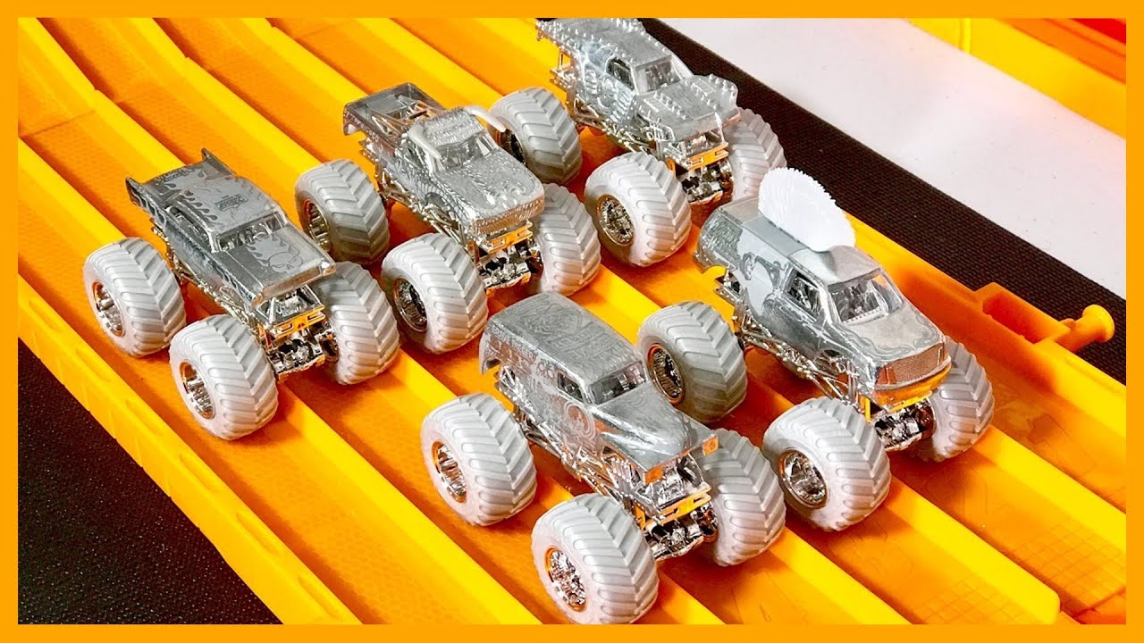 MONSTER JAM 25TH SILVER SET RACE & REVIEW - YouTube