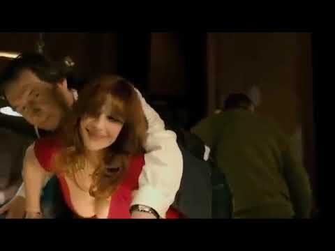 Kadın tangasıyla saçını bağlıyor..