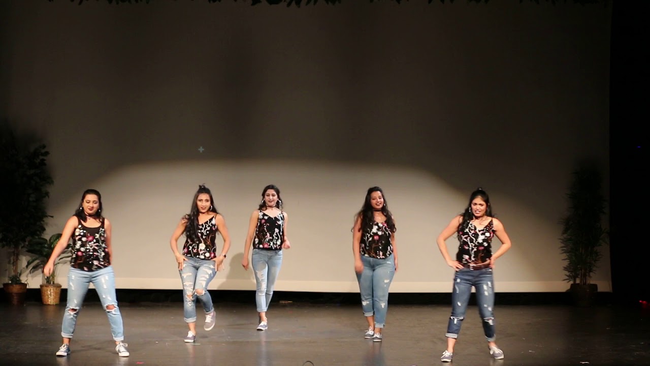 Bollywood Dhamaaka-Akkh ladh+High Rated Gabru - YouTube