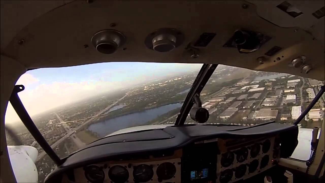 Pretty ! Piper Aztec PA-23 arrival to KFXE. GoPro , pilot's eye view ...