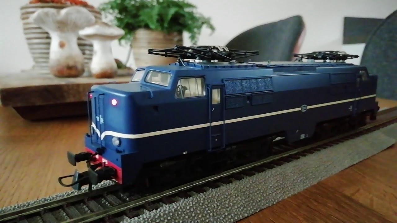 Roco 73833 NS 1223 - YouTube