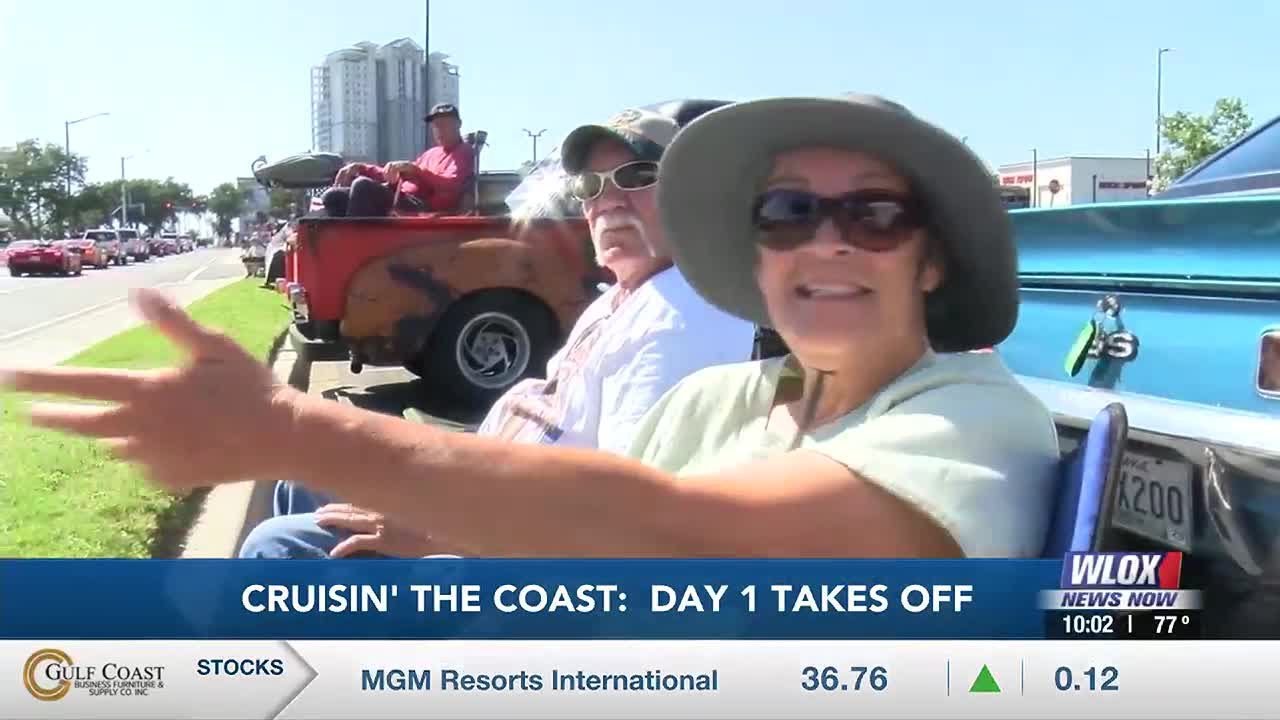 Cruise watchers line Hwy 90 for America's largest block party - YouTube
