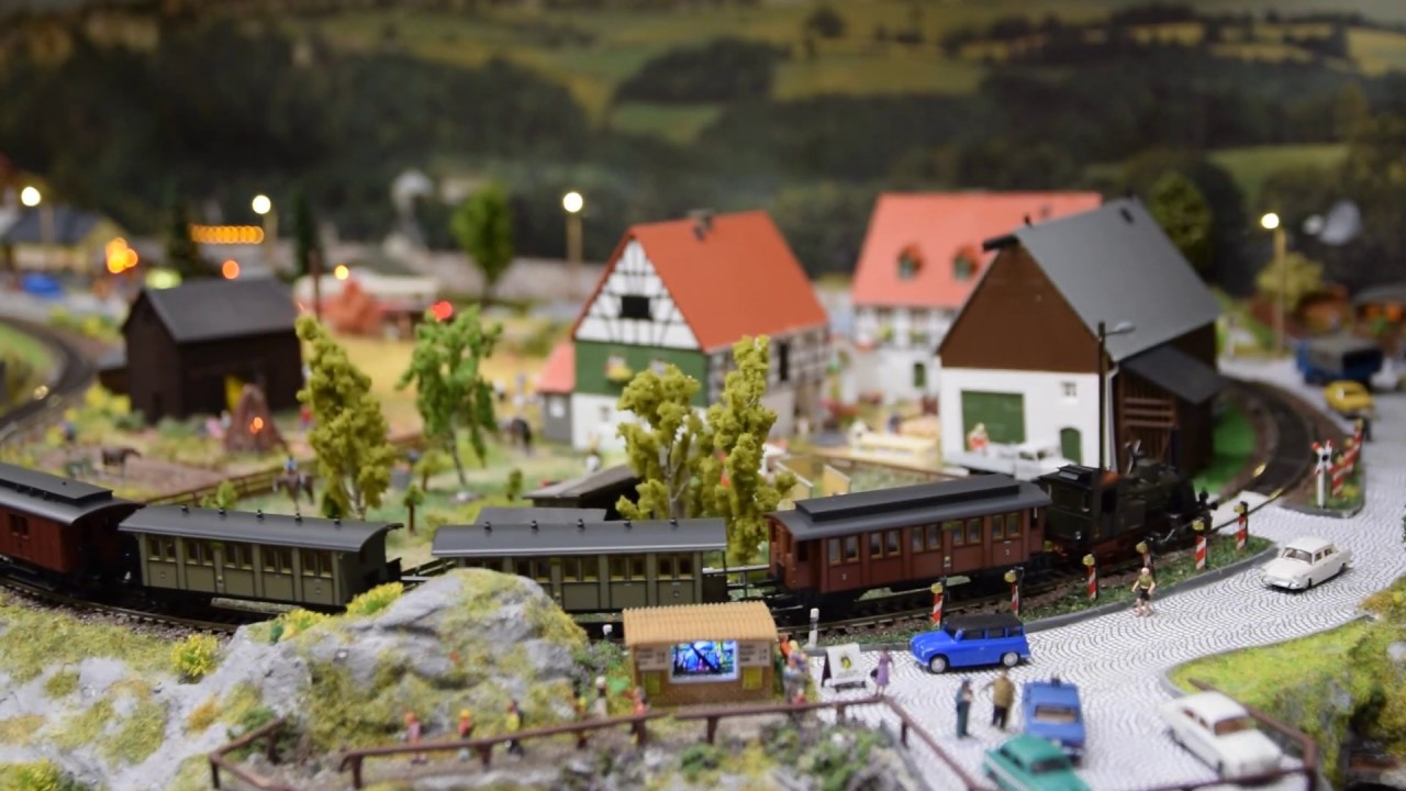 Dampflok T3 in Spur TT. Angehangen sind 4 Reisezugwagen der KPEV - YouTube