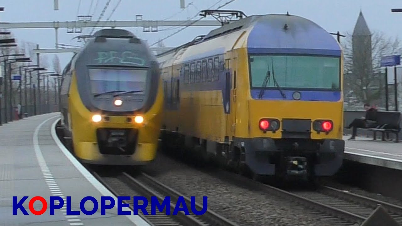 Kruising DDZ en VIRM op station Halfweg-Zwanenburg! - YouTube