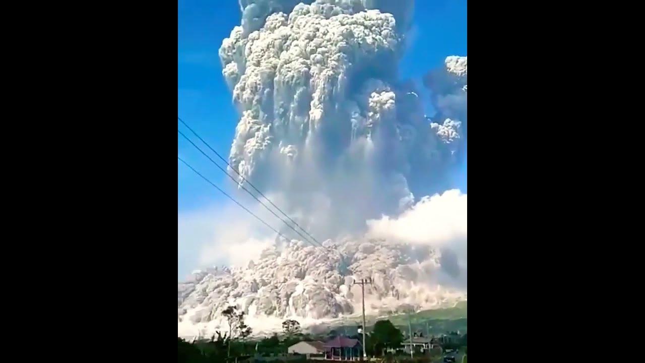 Gunung Raung meletus Jawa timur#shorts - YouTube