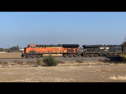 BNSF 3869 leads an Intermodal with a Northfolk Southern ES40DC 7593 on Thanksgiving - YouTube