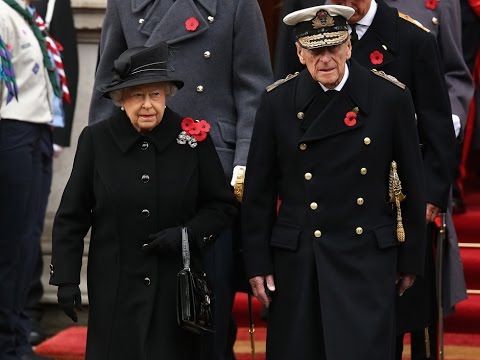 Queen Elizabeth Bravely Attends Remembrance Sunday Memorial, Royal ...