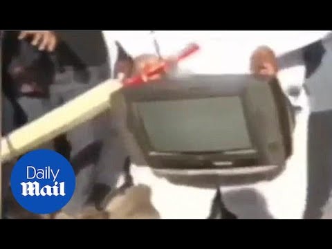 Angry Pakistan fans smash TV sets after 76 run loss to India - Daily ...