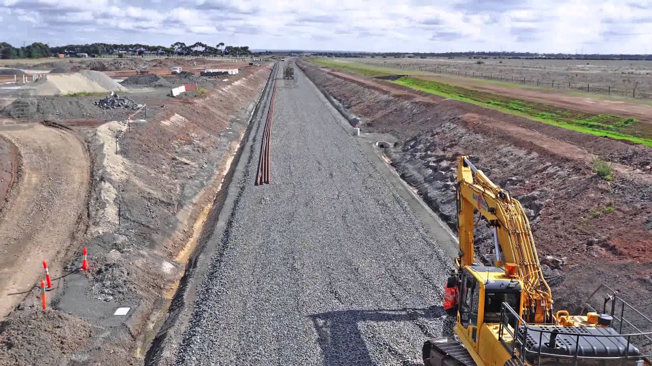 Regional Rail Link: Laying track in Tarneit - YouTube