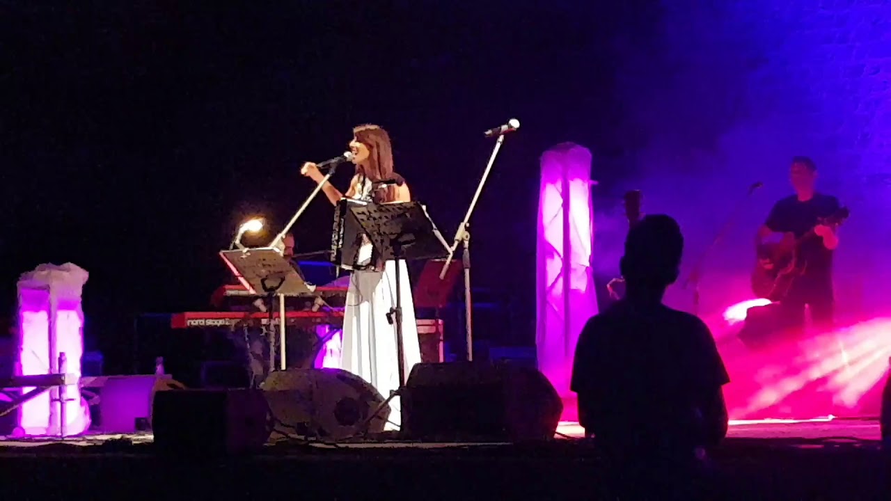 Σου μιλω και κοκκινίζεις - Μιρέλα Πάχου Live Ρόδος - YouTube