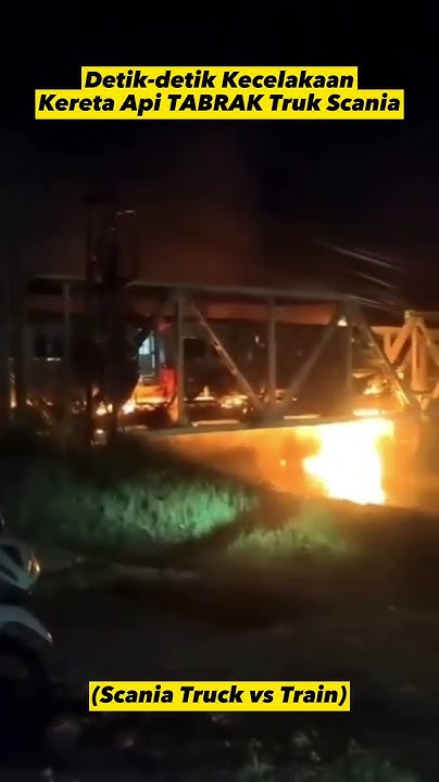 Detik-detik Kereta Api Tabrak Truk Scania di Semarang - YouTube
