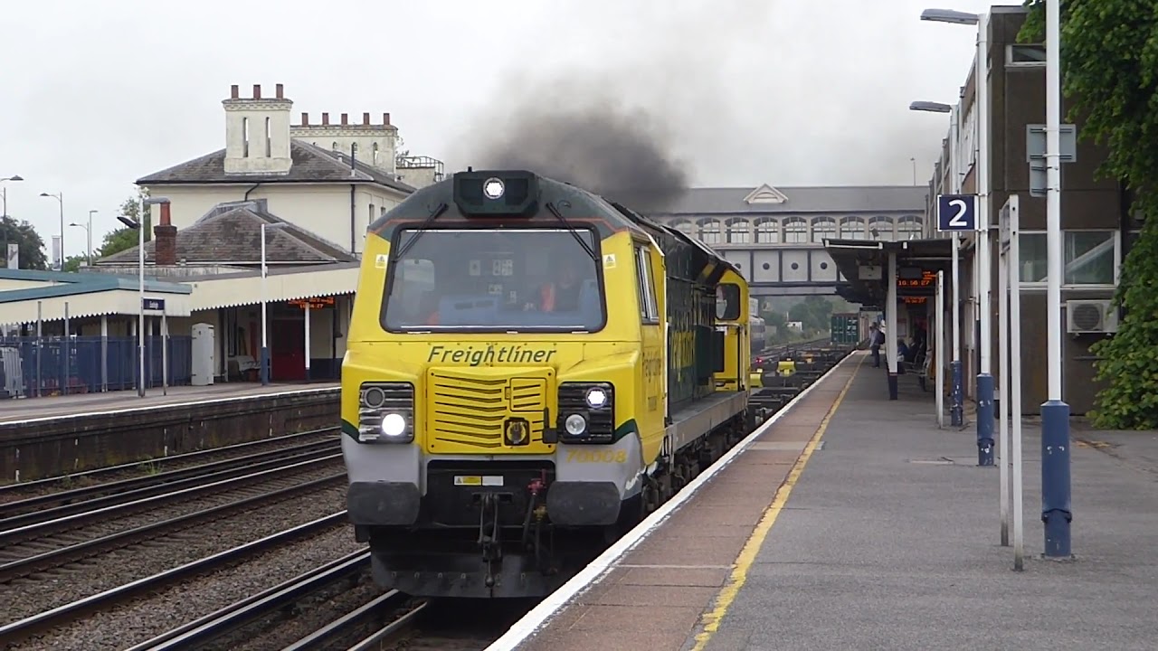 Freightliner 70008 clags past Eastleigh - YouTube