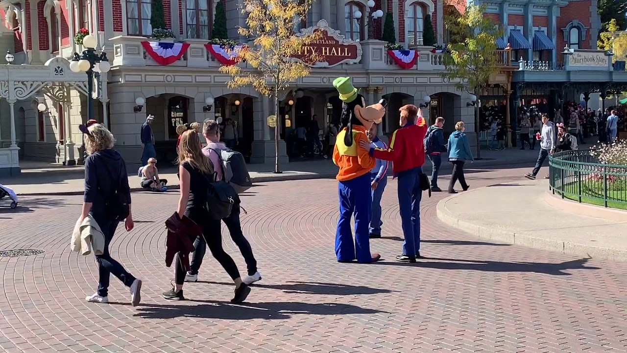 °o° Goofy is walking in Town Square - YouTube