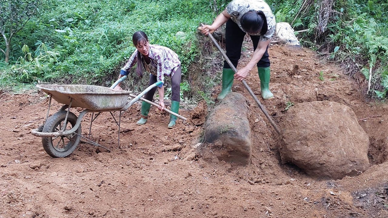 Daily Life In The Country, Two very strong girls dig the ground to ...
