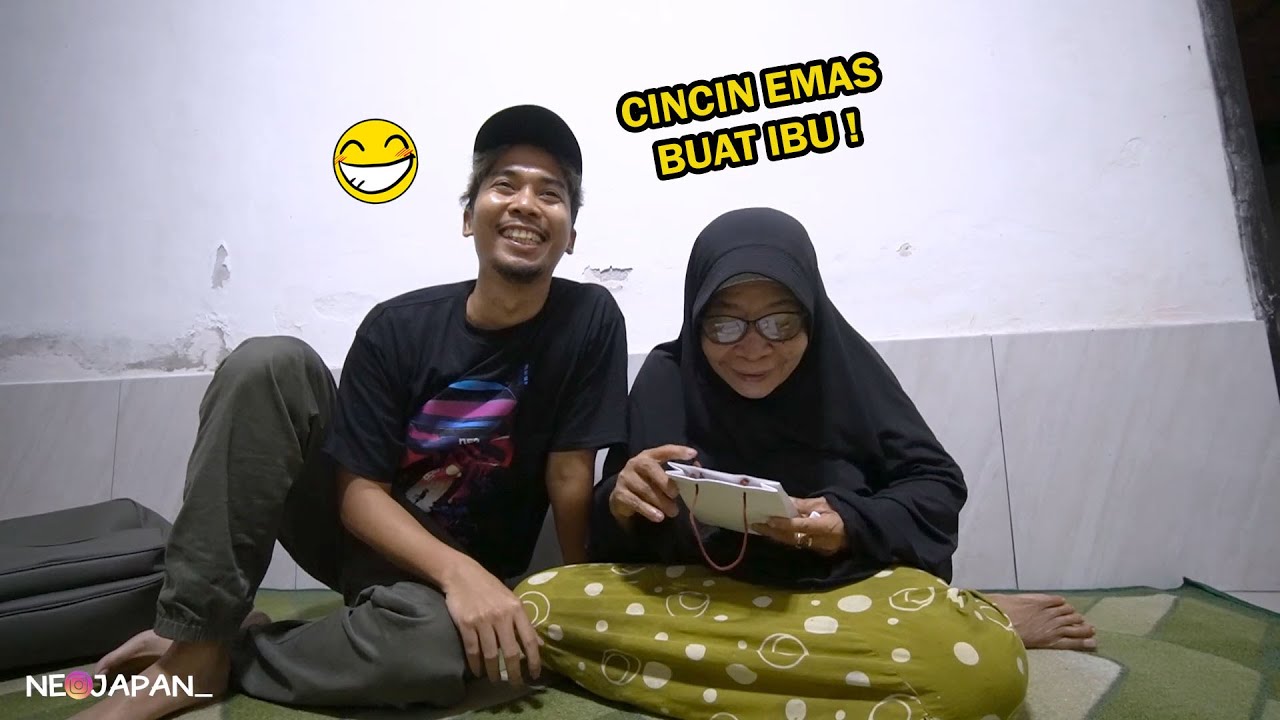 BELIKAN IBU HADIAH CINCIN EMAS ! IBU SAMPAI BAHAGIA TERHARU ! - YouTube