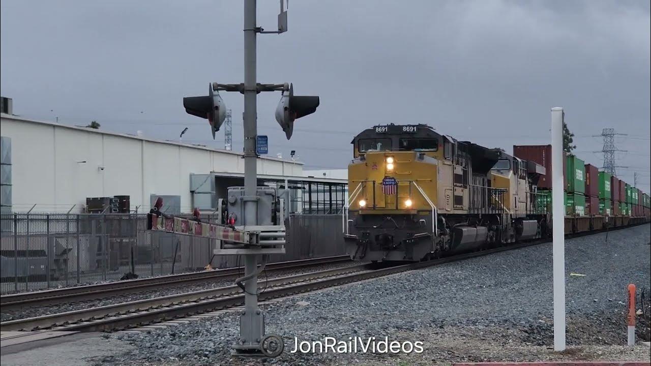 5/5/25 Pre: WB UP I stack with new scheme UP 8691 leads past Mission Mill Rd - YouTube